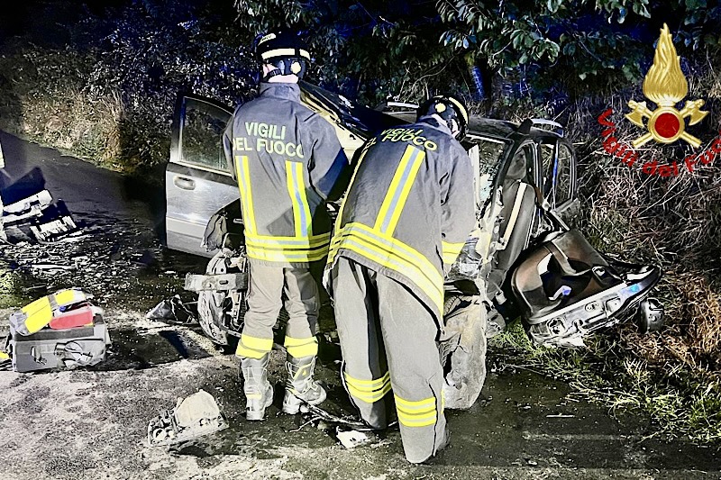 Scontro frontale nella notte: 6 feriti, due in gravi condizioni
