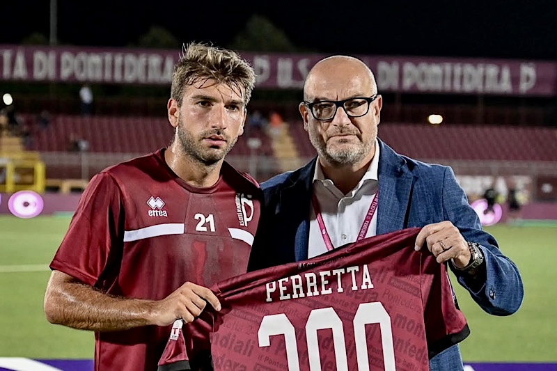 Pontedera celebra Gabriele Perretta per le 200 presenze in maglia granata