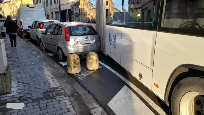 Ponsacco, auto in sosta vietata blocca 10 bus: ritardi per oltre un’ora